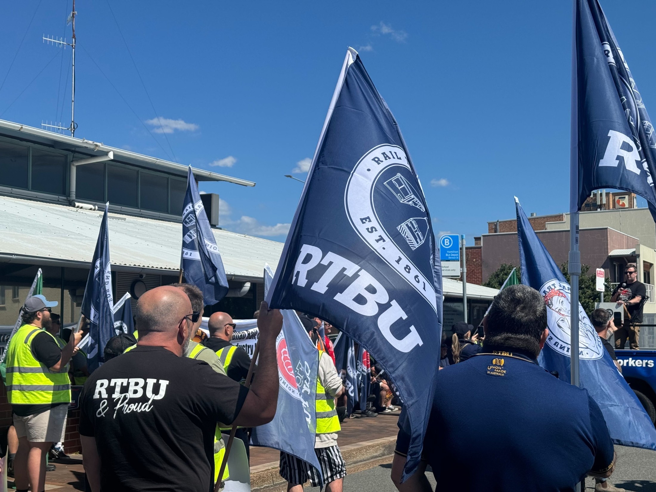 ‘Middlemen', local bus drivers continue fight against Keolis Downer ...